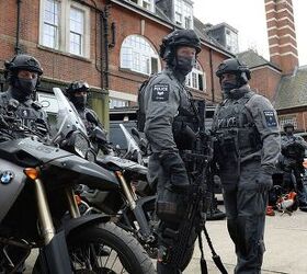 Scotland Yard's C-Men Armed With SIG MCX And a Whole Lot Of Wolf Grey ...