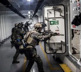 Swedish Police & Special Forces working together (LWRC & Surefire ...