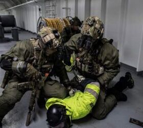 Swedish Police & Special Forces working together (LWRC & Surefire ...