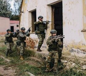 POTD: U.S. Army Paratroopers in Greece | thefirearmblog.com